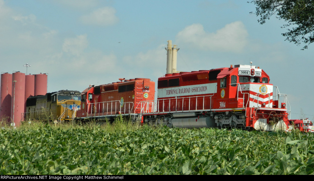 TRRA SD40 Pair Over The Soybeans